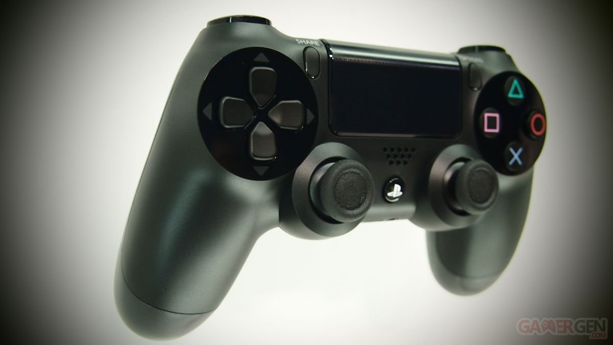 PS4 : Sony admet avoir testé le format de la manette Xbox pour sa ...