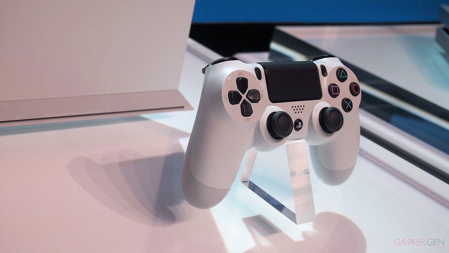PS4 : nos photos maison de la console blanche et de la DualShock 4 ...