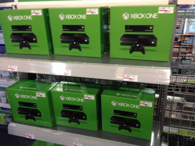 Xbox One : les boîtes des consoles et accessoires déjà sur les étalages ...